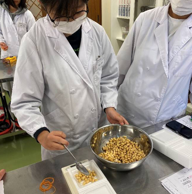 福島学院大学｜福島学院大学短期大学部 | [食物栄養学科]納豆作りに挑戦！